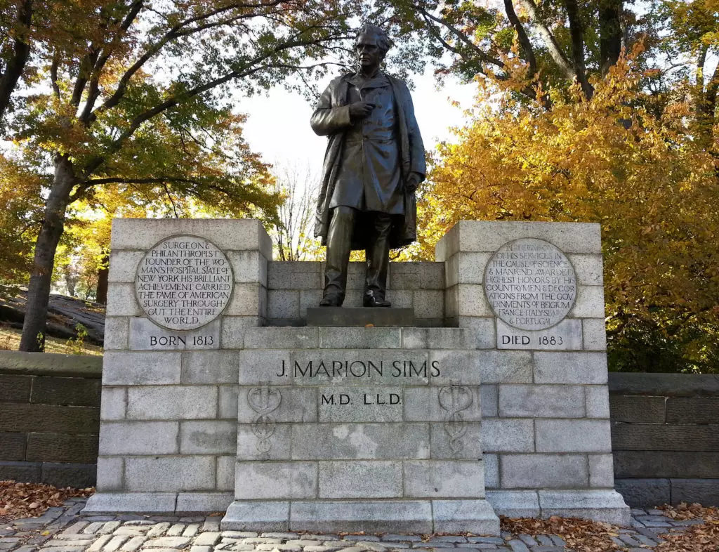 Cerflun o Dr. James Marion Sims. Yn ôl Gwarchodaeth Central Park,