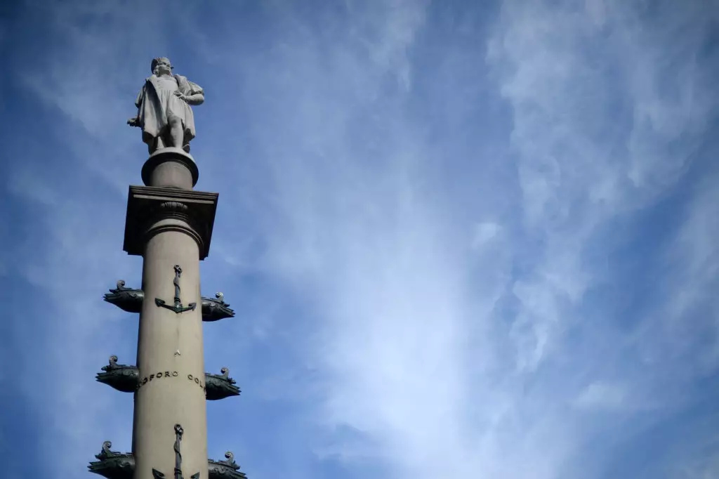 Golygfa gyffredinol o'r cerflun o Christopher Columbus yng nghanol Cylch Columbus yn Ninas Efrog Newydd. (Llun gan Andrew H. Walker/Getty Images)