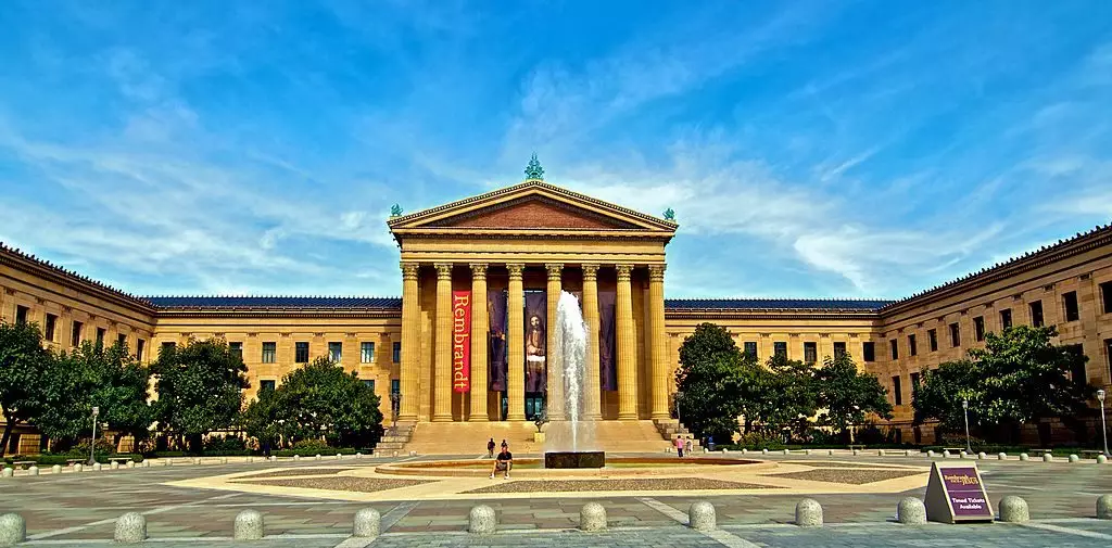 Pemandangan hadapan bangunan utama Muzium Seni Philadelphia.