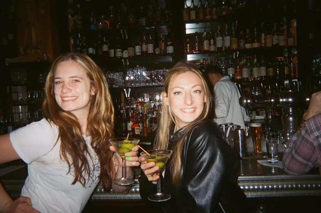 Gik til drinks med min bedste ven Becky på Balthazar. Vi spiller et spil, hvor hvor som helst vi går, får den første person, der ser en, vi kender, en dollar. Hun vandt denne gang, og bad nævnte bekendt om at tage dette billede.