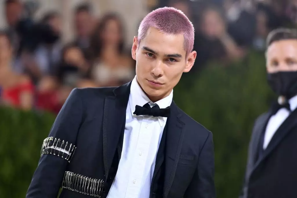 Evan Mock ho Met Gala ea 2021. (Senepe ke Angela WEISS / AFP) (Senepe ke ANGELA WEISS/AFP via Getty Images)