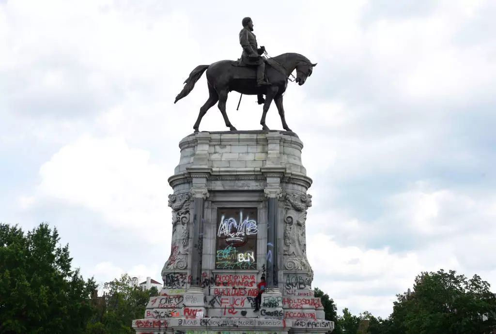 Mae protestwyr yn ymgynnull o amgylch cerflun y Cadfridog Cydffederal Robert E. Lee ar Monument Avenue ar 6 Mehefin, 2020 yn Richmond, Virginia, yng nghanol protestiadau dros farwolaeth George Floyd yn nalfa’r heddlu. Llun gan Vivien Killilea/Getty Images.