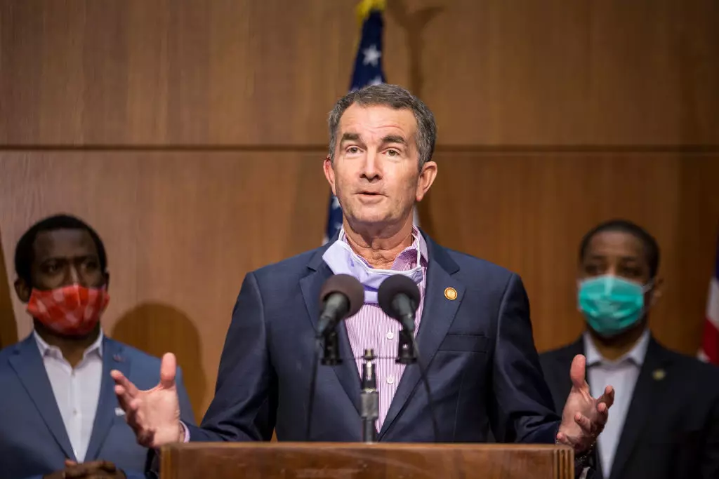 Virginia Gov. Ralph Northam yn siarad yn ystod cynhadledd newyddion ar 4 Mehefin, 2020 yn Richmond, Virginia. Cyhoeddodd Gov. Northam a Maer Richmond, Levar Stoney, gynlluniau i dynnu cerflun o'r Cadfridog Cydffederal Robert E. Lee i lawr ar Monument Avenue. Llun: Zach Gibson/Getty Images.