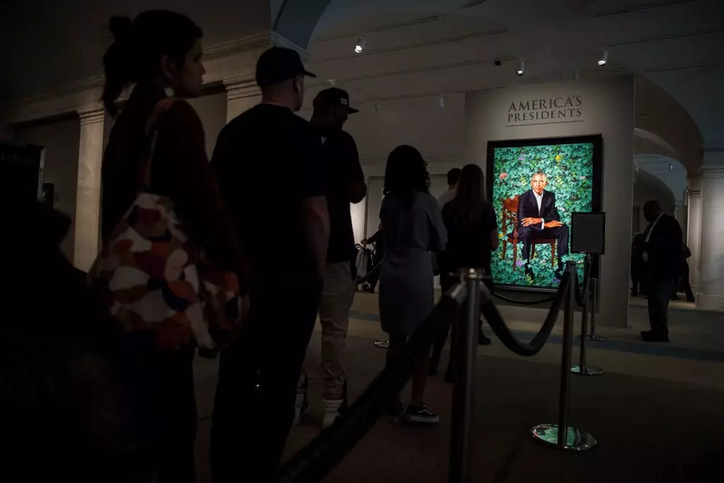 Pessoas fazem fila para ver o retrato encomendado do ex-presidente Barack Obama por Kehinde Wiley na Galeria Nacional de Retratos do Smithsonian em 20 de fevereiro de 2018 em Washington, D.C. Foto: Carolyn Van Houten/The Washington Post via Getty Images.