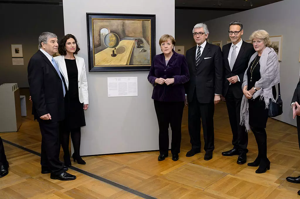 Avner Shalev, Rosenberg, Chancellor Angela Merkel, Walter Smerling, Alexander Koch iyo Prof. Monika Grütters ayaa ka qaybgalaya horudhac ka hor furitaanka bandhigga