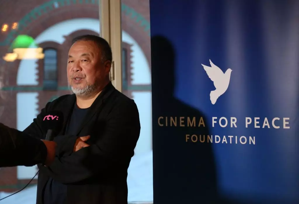 Dumalo ang Chinese dissident artist na si Ai Weiwei sa anunsyo ng isang proyekto para sa isang artistikong monumento bilang parangal sa huling pinuno ng Sobyet, si Mikhail Gorbachev, sa Borchardt Restaurant sa Berlin, Germany. Larawan ni Adam Berry/Getty Images.