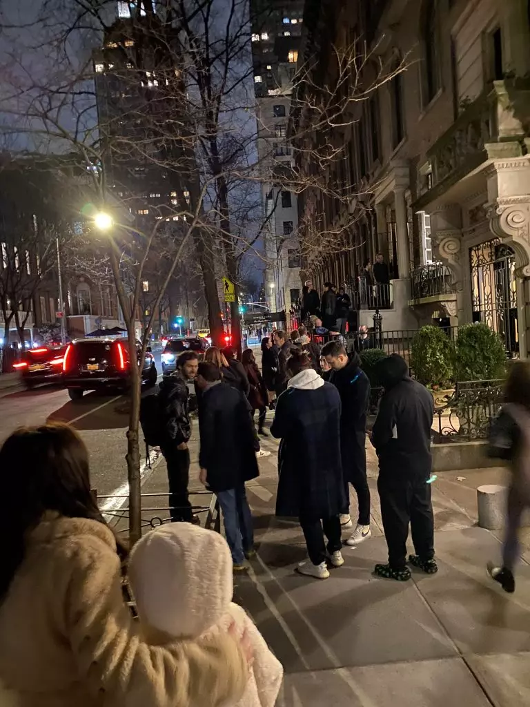 Egy sor az utcán a Venus Over Manhattan NFT megnyitójához. Fotó: Tim Schneider.