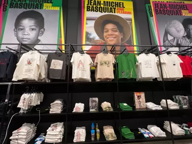 Basquiat, Inc.: Kamoo Setsi sa Setsebi se Hahileng 'Muso oa Lilaesense oa Li-Barbies tsa Brand, Li-Dog Hoodies, Mekotla ea Mokoetlisi, le Tse ling.