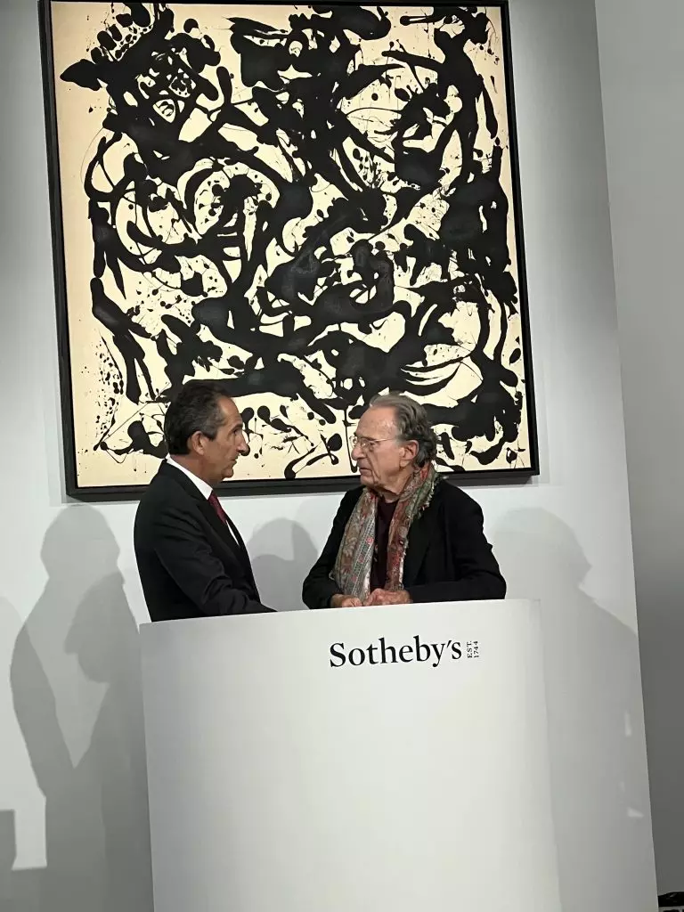 Mwini mabiliyoni a Sotheby a Patrick Drahi ndi Harry Macklowe pakugulitsa, atayima kutsogolo kwa Nambala 17 ya Jackson Pollock 1951. Chithunzi: Katya Kazakina