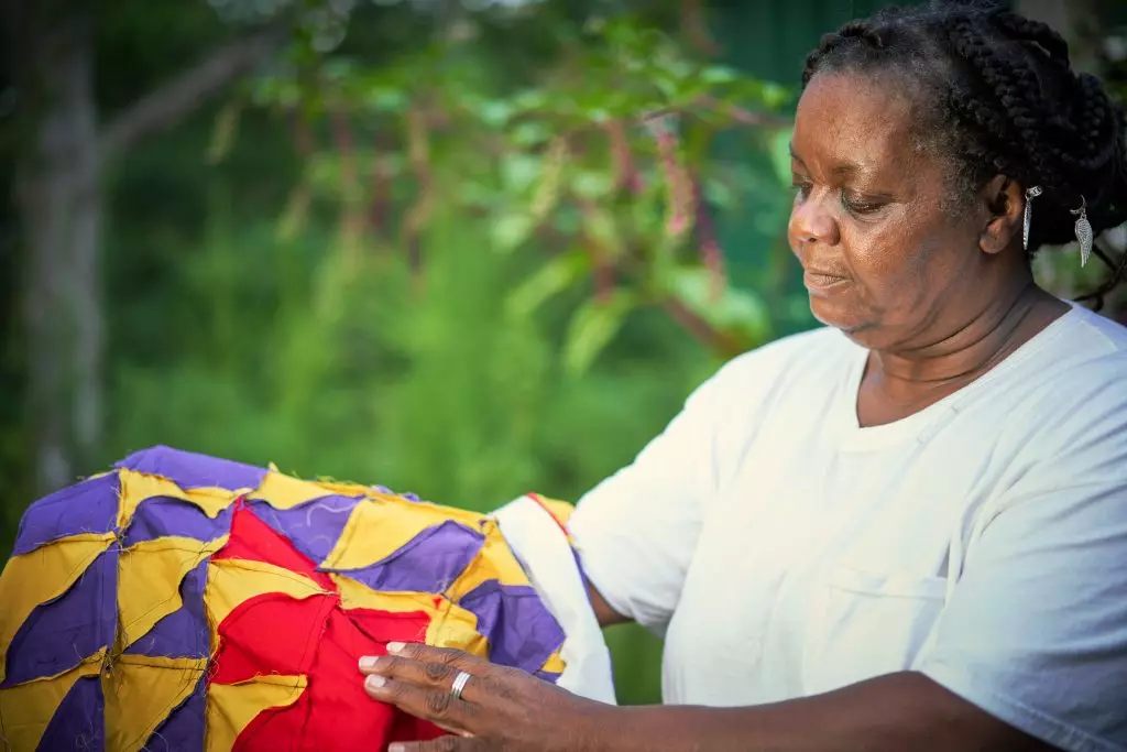 Gee's Bend kovrilo Mary Margaret Pettway. Ĝentileco de Nest.