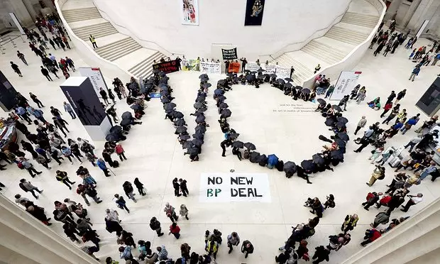 2015년 대영 박물관에서 열린 BP 후원에 대한 항의. 제공: Niklas Halle'N/AFP/Getty Images.