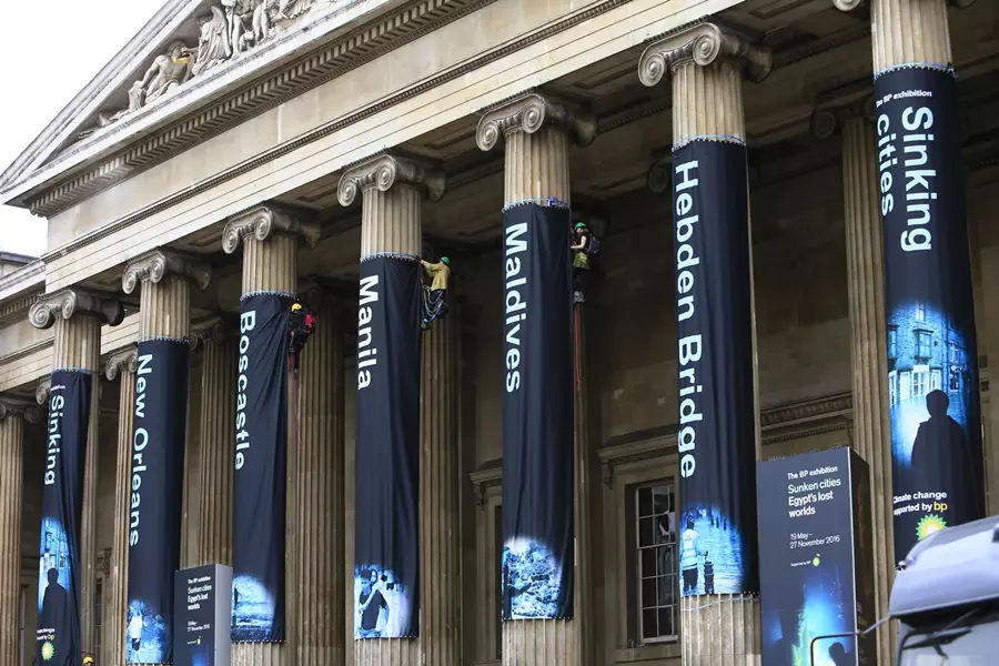 Attivisti ta’ Greenpeace fil-British Museum. Ritratt bil-kortesija ta’ Greenpeace UK.