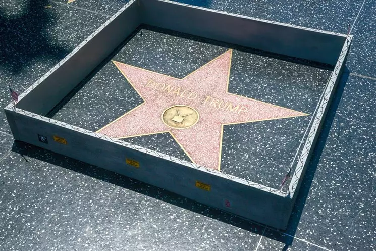 Plastik Yesus ngawangun témbok ngurilingan béntang Donald Trump di Hollywood Walk of Fame. Kahadean tina Plastik Yesus.