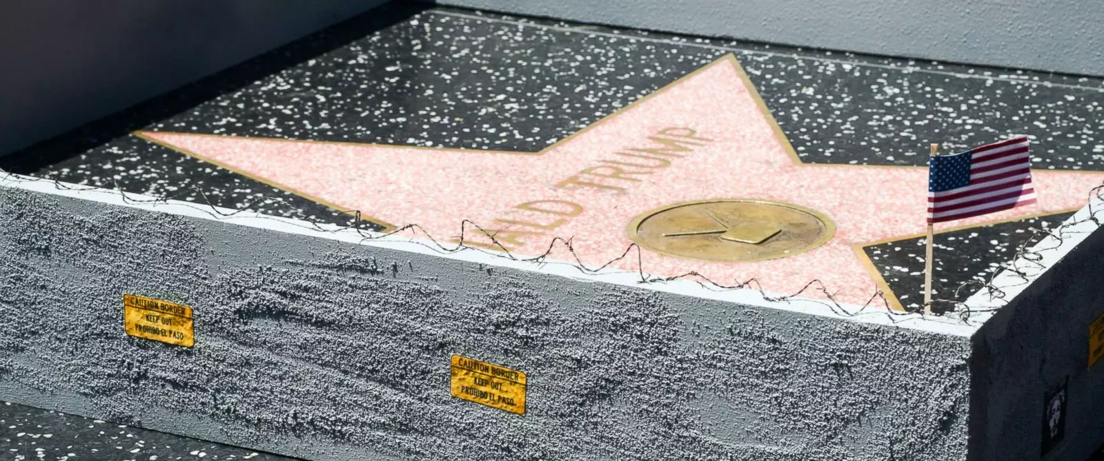 Îsayê plastîk li dor stêrka Donald Trump li Walk of Fame ya Hollywoodê dîwarek çêkir. Ji kerema xwe ya Plastic Jesus.