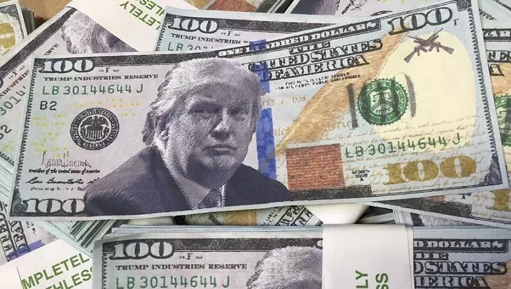 palastik Yesus, Donald Trump $ 100 tagihan. Kahadean Plastik Yesus.