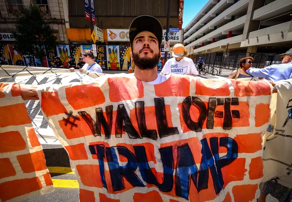 Tembok Off Trump demonstran di Konvénsi Nasional Republik. Kahadean Tembok Pareum Trump.