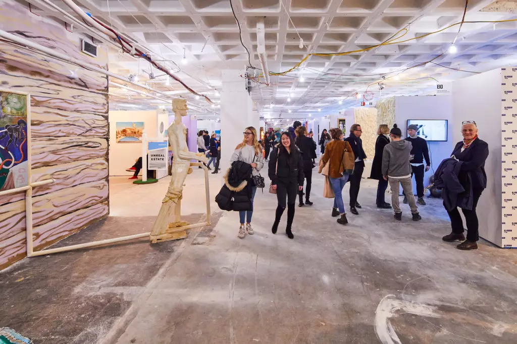 Publikum på SPRING/BREAK kunstmessen i 2019. Med tillatelse fra SPRING/BREAK.