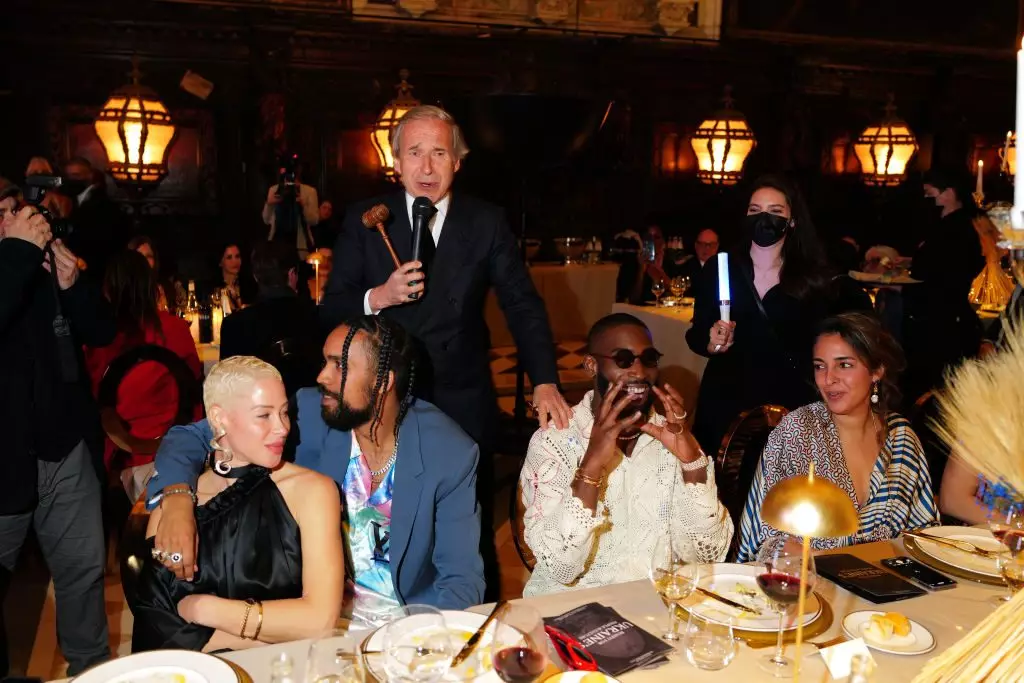 Kennedy Yanko, Samuel Kareem, Simon de Pury lan Tinie Tempah rawuh ing Gala Amal kanggo wong lan budaya Ukraina ing Scuola Grande Di San Rocco tanggal 21 April 2022 ing Venesia, Italia. Foto dening Daniele Venturelli / Getty Images.