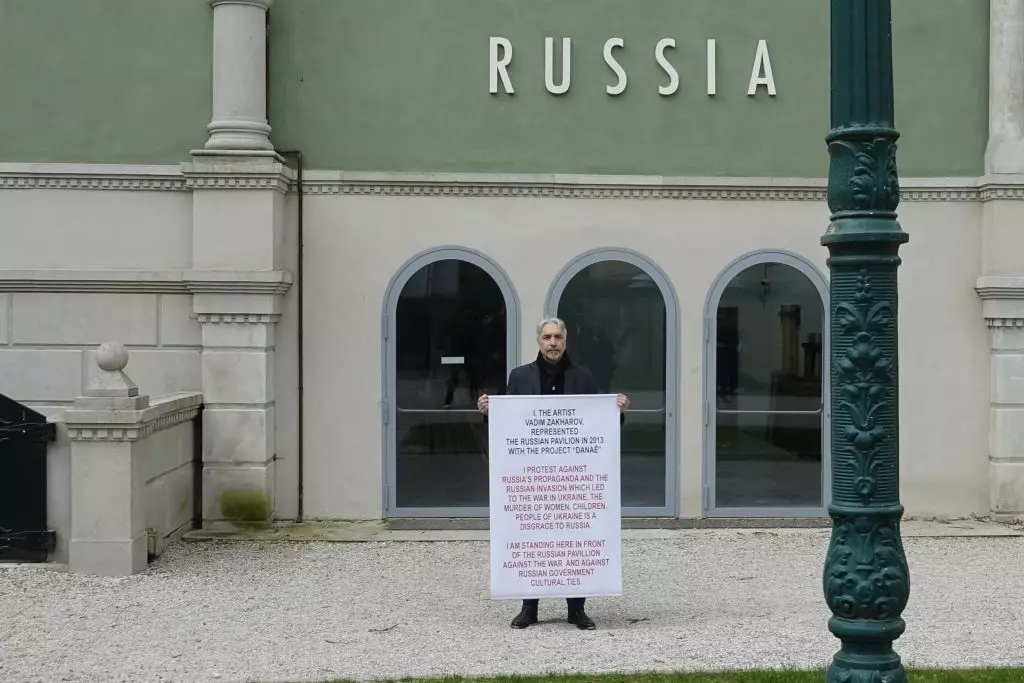 Vadim Zakharov chirevo pamberi peRussia Pavilion paVenice Biennale muna 2022. Mufananidzo naKonstantin Akinsha, neruremekedzo rwemuimbi. Mashoko anoti: