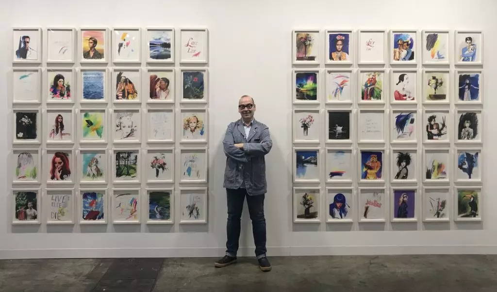 Forhandleren Jose Freire med Sam McKinniss sine tegninger på Art Basel Hong Kong i 2018, galleriets siste kunstmesse. Foto av Andrew Goldstein.