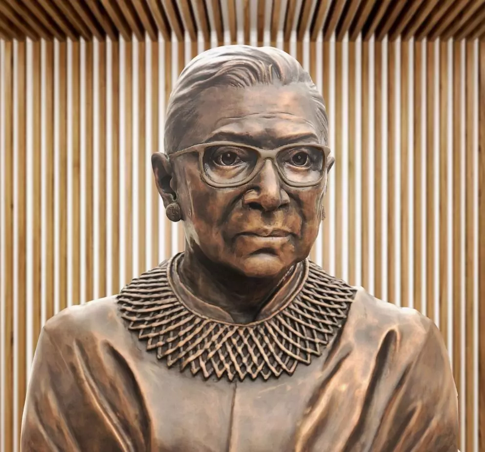 Gillie kaj la statuo de Marc de Ruth Bader Ginsburg. Foto ĝentileco de la artistoj.