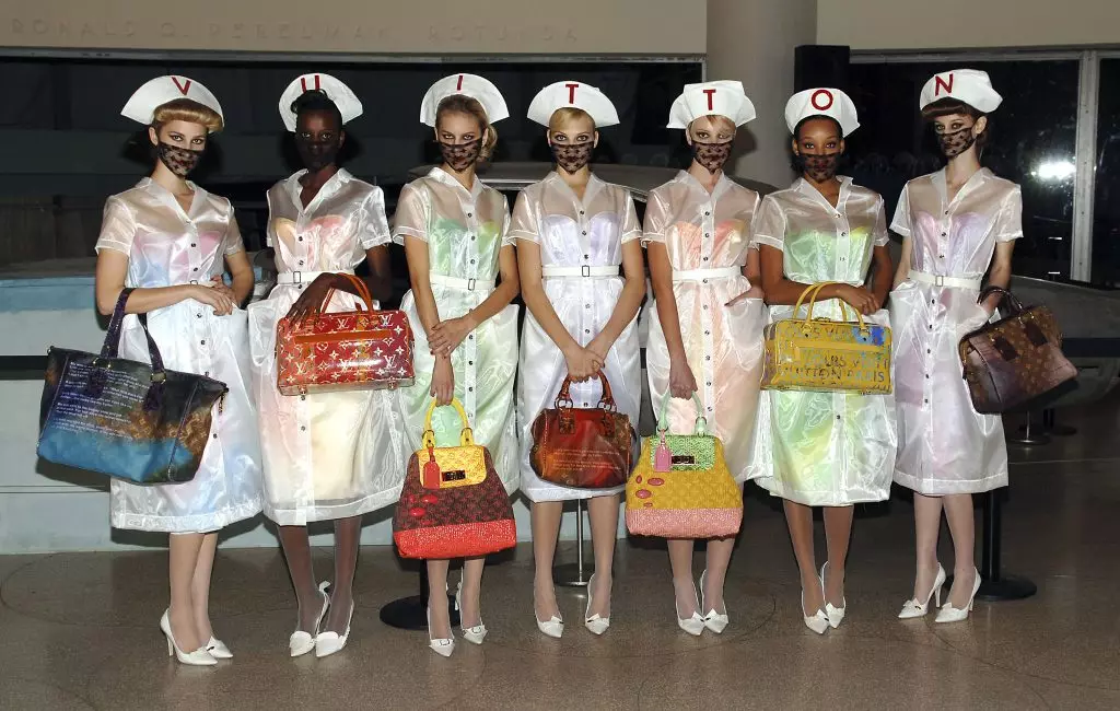 Mehlala e tšoara mekotla ea Louis Vuitton e entsoeng ke Richard Prince moketeng oa mokete oa li-cocktail oa Louis Vuitton ho keteka pontšo ea Richard Prince Musiamong oa Guggenheim ka la 8 Pherekhong 2007 New York City. Senepe ke Andrew H. Walker/Getty Images.