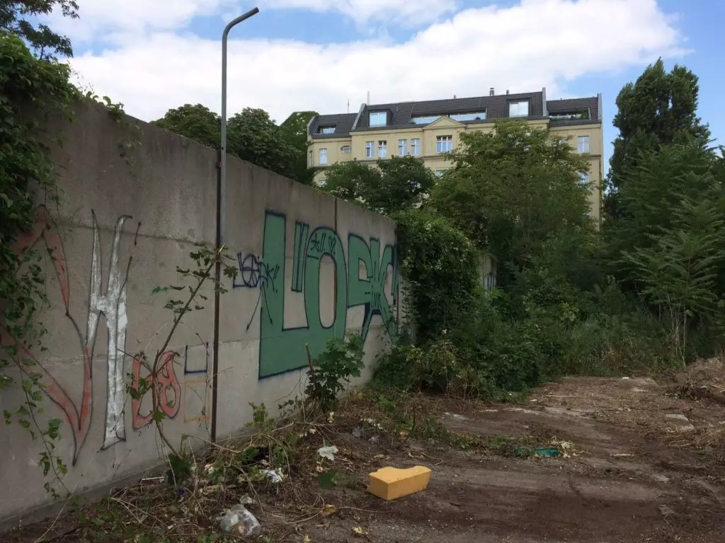 Berlin diwarynyň 66 metrlik bölümi ýaňy açyldy, asuda köçedäki düzlükde gizlendi 7527_1