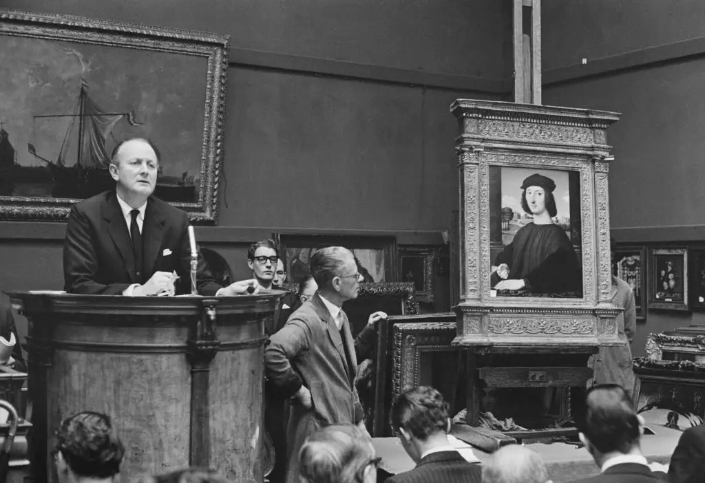 Sotheby's foarsitter en haadfeilingmeester Peter Wilson (1913-1984) fiert in ferkeap fan Renêssânseskilderijen by Sotheby's feilinghûs yn Londen op 28. novimber 1963. Foto fan Les Lee/Daily Express/Hulton Archive/Getty Images.