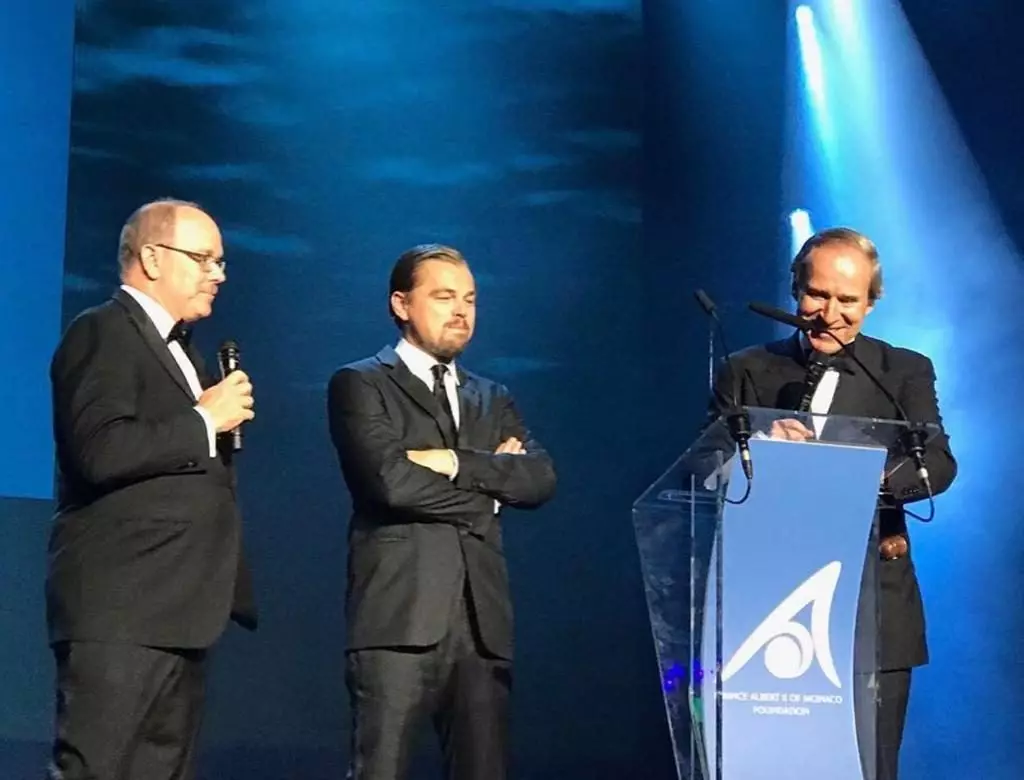 Prince Albert II ee Monaco, Leonardo DiCaprio, iyo Simon de Pury waxay ka qaybgalaan Gala for the Global Ocean. Waxaa qoray Simon de Pury.