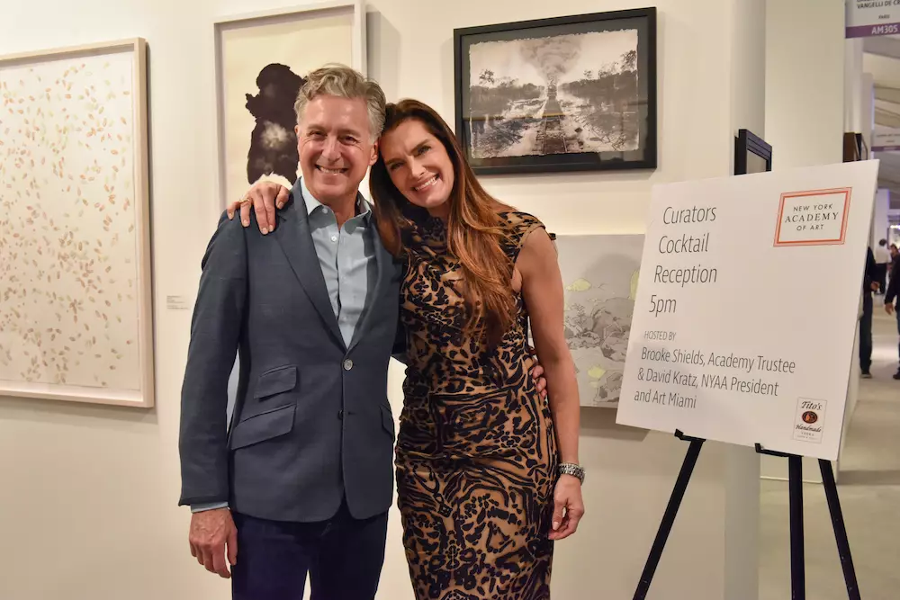 New York Academy of Art President David Kratz mam Trustee Brooke Shields. Foto vum Ken Hayden.