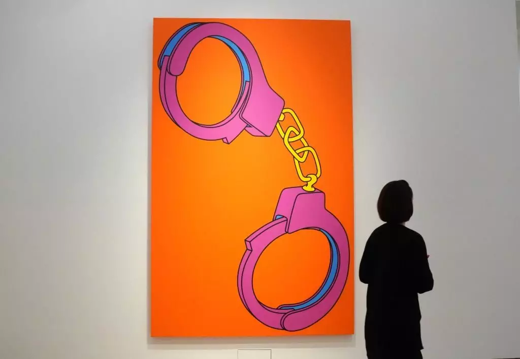 Michael Craig-Martin, Cătușe la vedere la Christie's New York în 2019. Fotografie de Timothy A. Clary/AFP prin Getty Images.