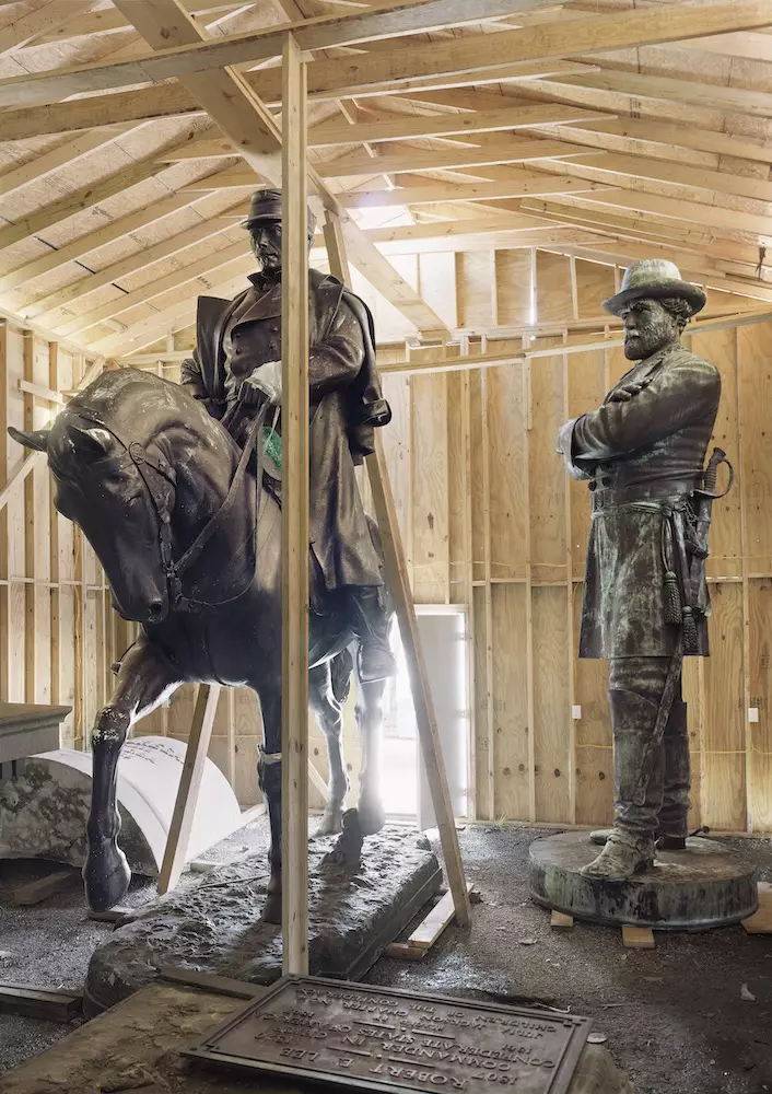 An-My Lê, Ucezu VI: General Robert E. Lee kanye ne-P. G. T. Beauregard Monuments, Homeland Security Storage, New Orleans (2017). Ngenhlonipho yomculi noMarian Goodman Gallery. ©2020 An-My Lê.