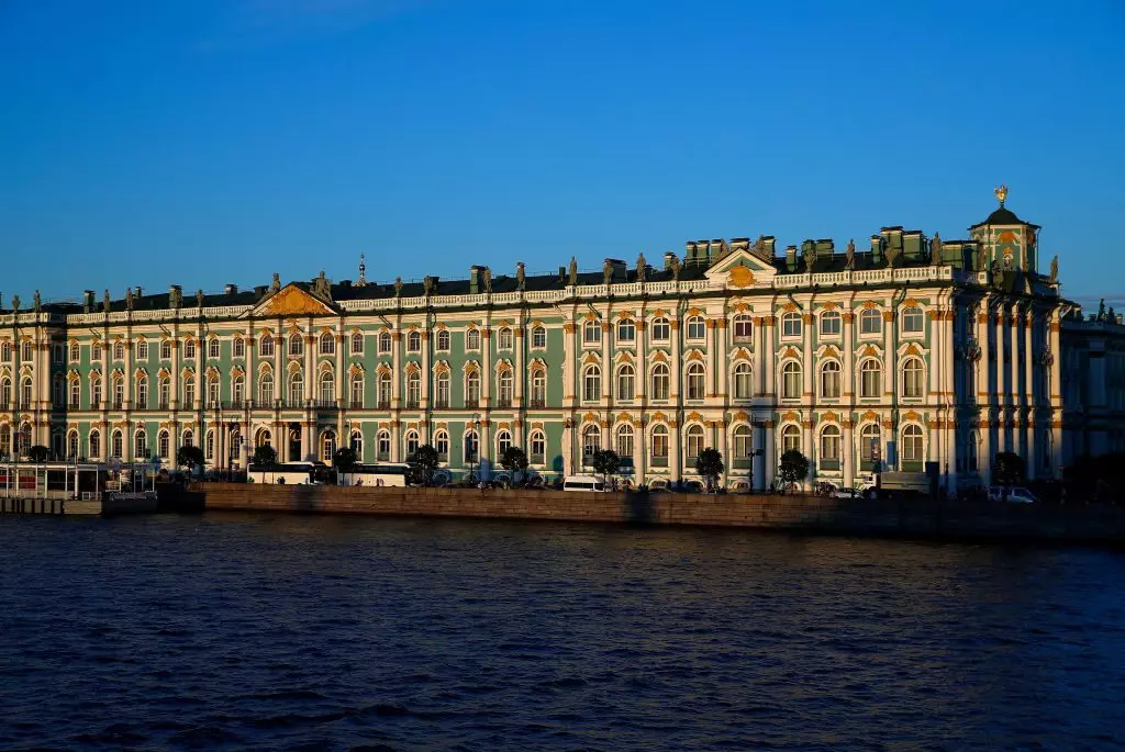 Ukubuka kwe-State Hermitage Museum kanye ne-Winter Palace e-St. Petersburg, e-Russia. Isithombe: nguJulian Finney/Getty Images.