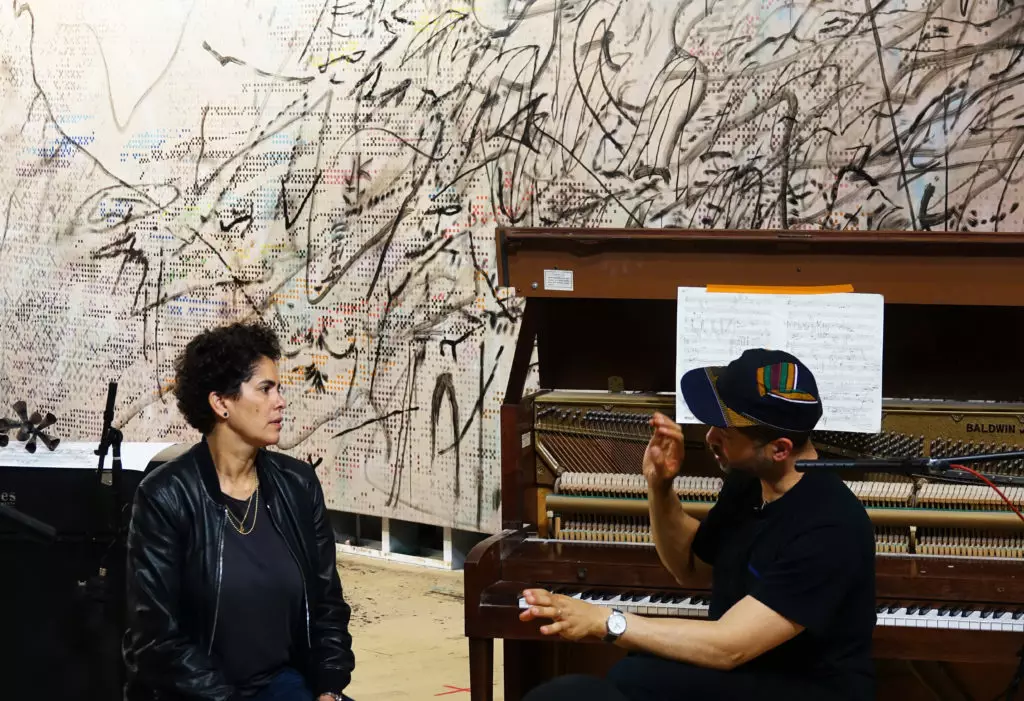 Julie Mehretu und Jason Moran arbeiten gemeinsam an ihrem Projekt (2017). Mit freundlicher Genehmigung von Damien Young.