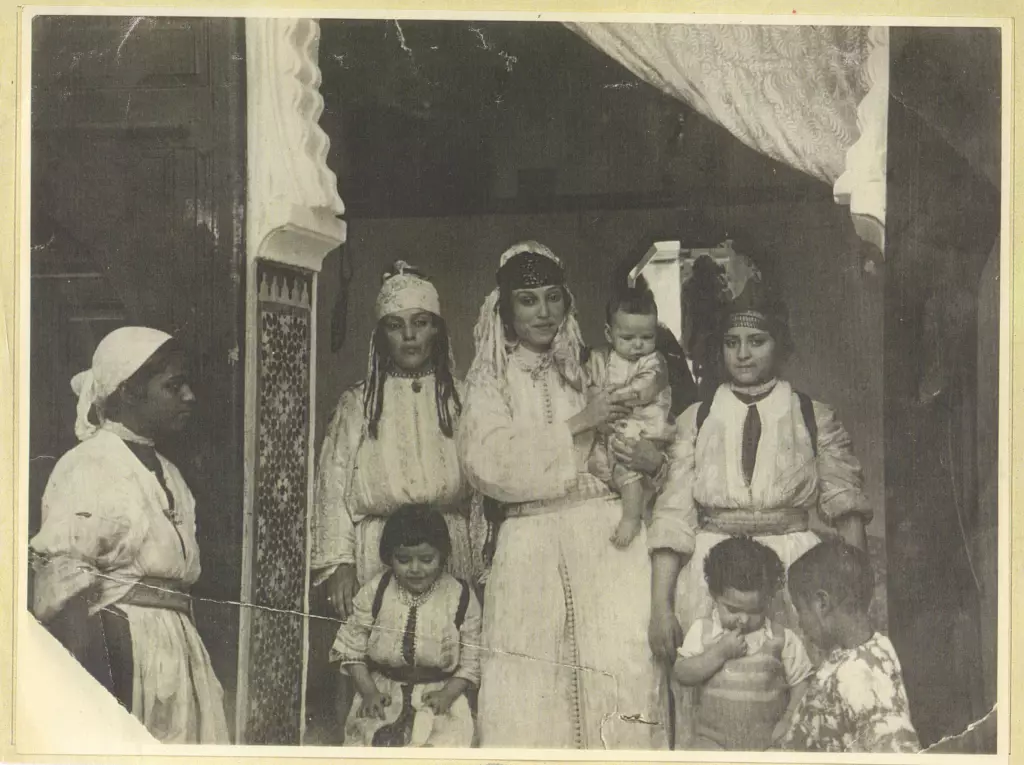 La abuela de Yto Barrada, Zhor, cargando a un bebé. Foto cortesía del artista.