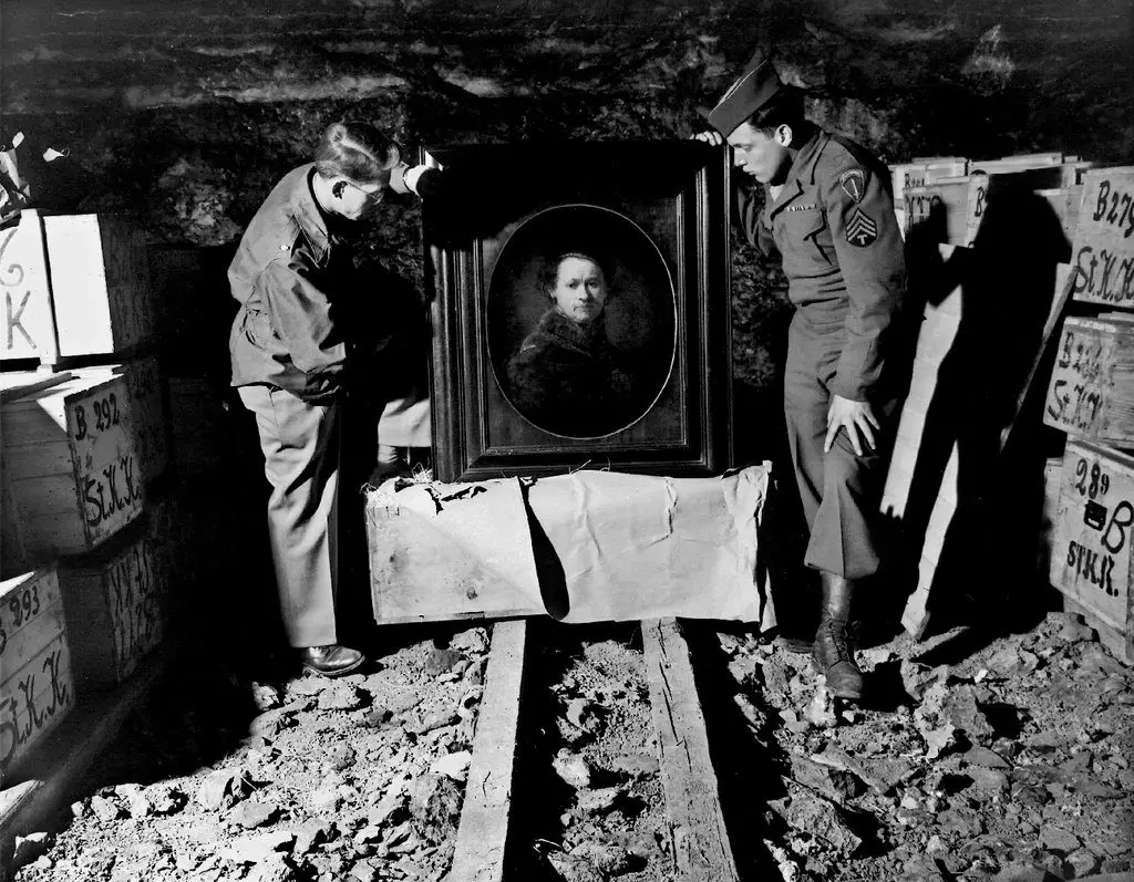 Isithombe se-self-portrait sakwa-Rembrandt sitholwe emayini kasawoti yaseJalimane eyayisetshenziswe njengendawo yokugcina izinto, noHarry L. Ettlinger, kwesokudla. Isithombe sihlonishwa yi-Monuments Men Foundation.