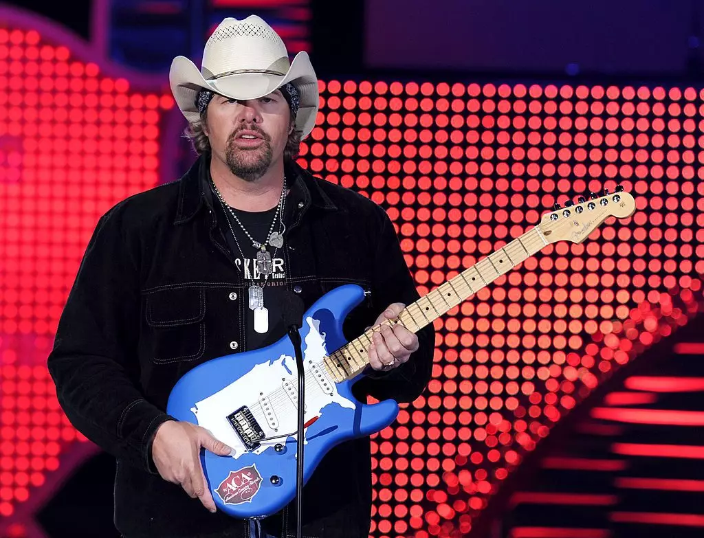 Il-mużiċist Toby Keith jaċċetta l-Premju Viżjonarju tal-Vidjo fuq il-palk waqt l-American Country Awards 2010. (Ritratt ta’ Kevin Winter/Getty Images)