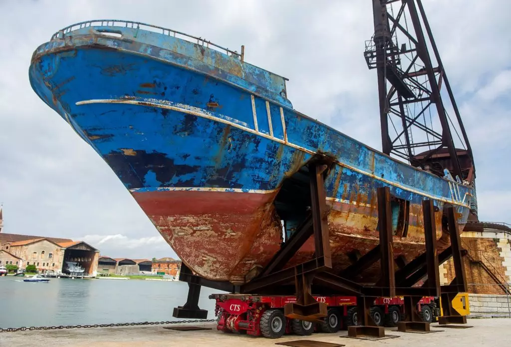 Christoph Büchels kontroversielle Barca Nostra taues på plass i Arsenale til Venezia-biennalen. Foto av Luca Zanon Awakening/Getty Images.