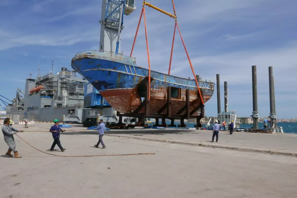 Kuputsika kwechikepe ichitakurwa kubva pachiteshi chengarava chiri pedyo neAugusta, Sicily, kuenda kuVenice kune biennale. Chirongwa ichi chiri kuratidzwa nemuenzi Christoph Büchel. © Barca Nostra.