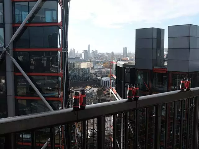 Dị ka ndị agbata obi Sue Tate Modern Over Peeping Visitors, onye na-ese ihe na-etinye Binoculars na Terrace ya ka ọ hụ nke ọma 'Art' 8053_4