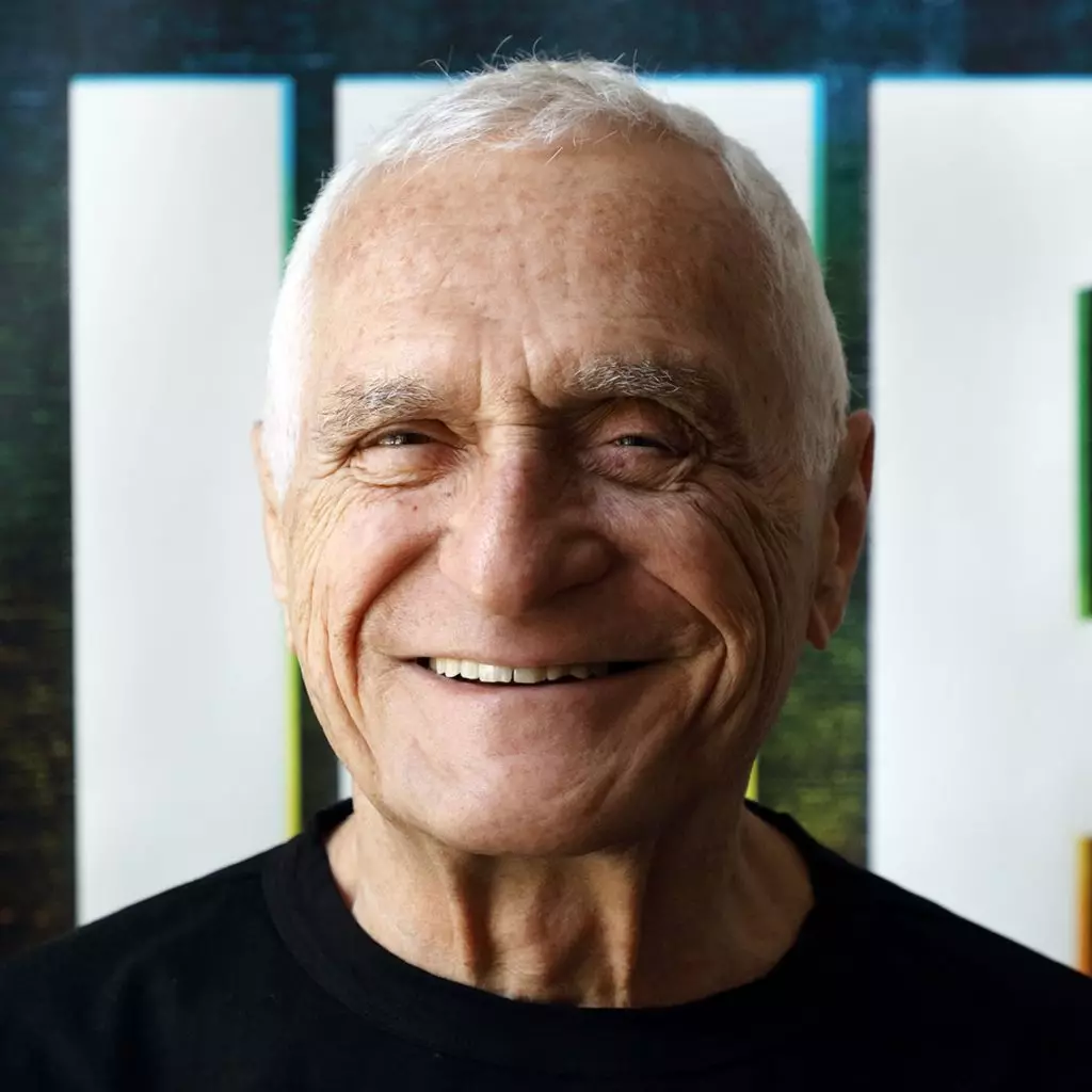 John Giorno in the Poetry Loft, 2018. រូបថត៖ Marco Anelli ។ មានការអនុញ្ញាតពីមូលនិធិ John Giorno ។