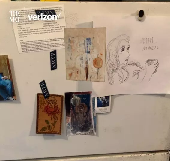 Una pintura de Ibrahim el-Salahi en la puerta de mi refrigerador, cortesía de