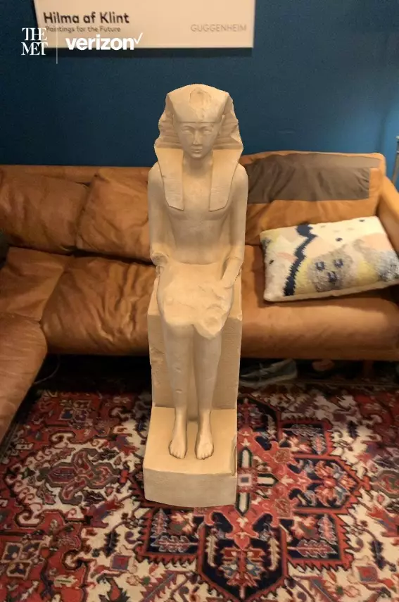 Estatua sentada de Hatshepsut... xunto ao meu sofá.