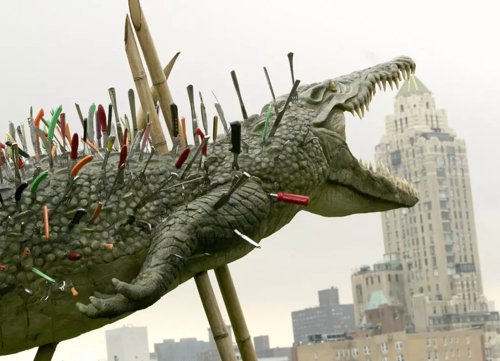 Igishusho cya Cai Guo-Qiang cyerekanwe kuri Iris na B. Gerald Cantor Roof Garden mu nzu ndangamurage ya Metropolitan i New York 24 Mata 2006. Ifoto yatanzwe na AFP / Timothy A. Clary.