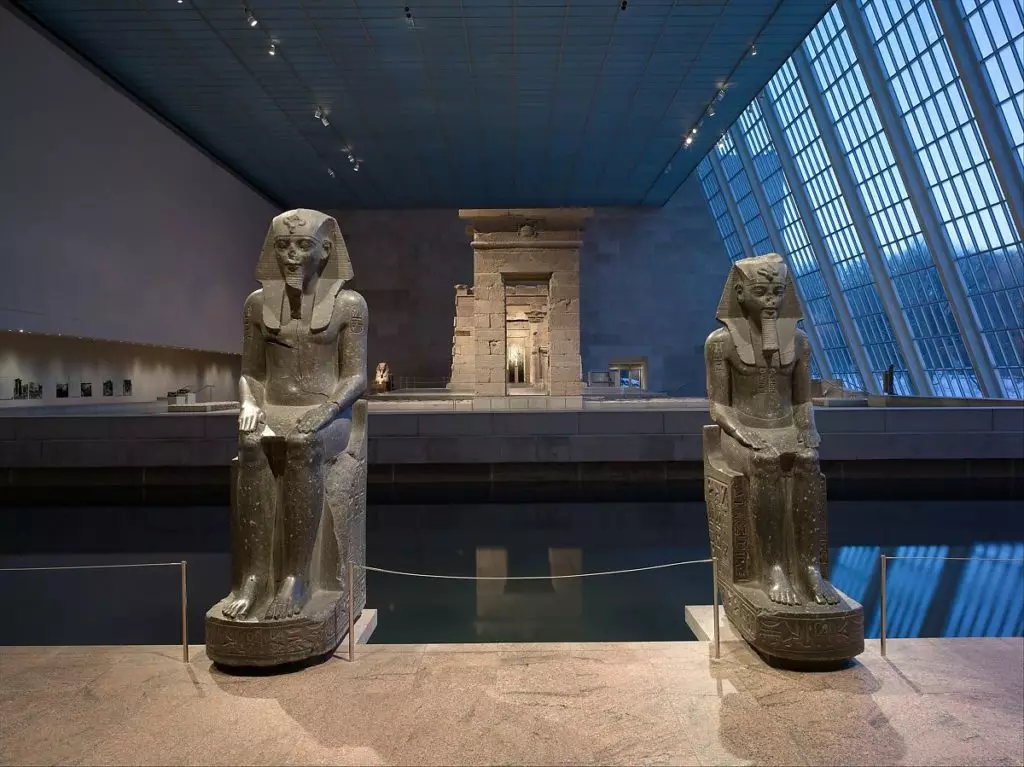 It-Tempju ta’ Dendur fil-Ġenaħ Sacker kif jidher filgħaxija bejn żewġ statwi ta’ Amenhotep III. Immaġni bil-korteżija Metropolitan Museum of Art.