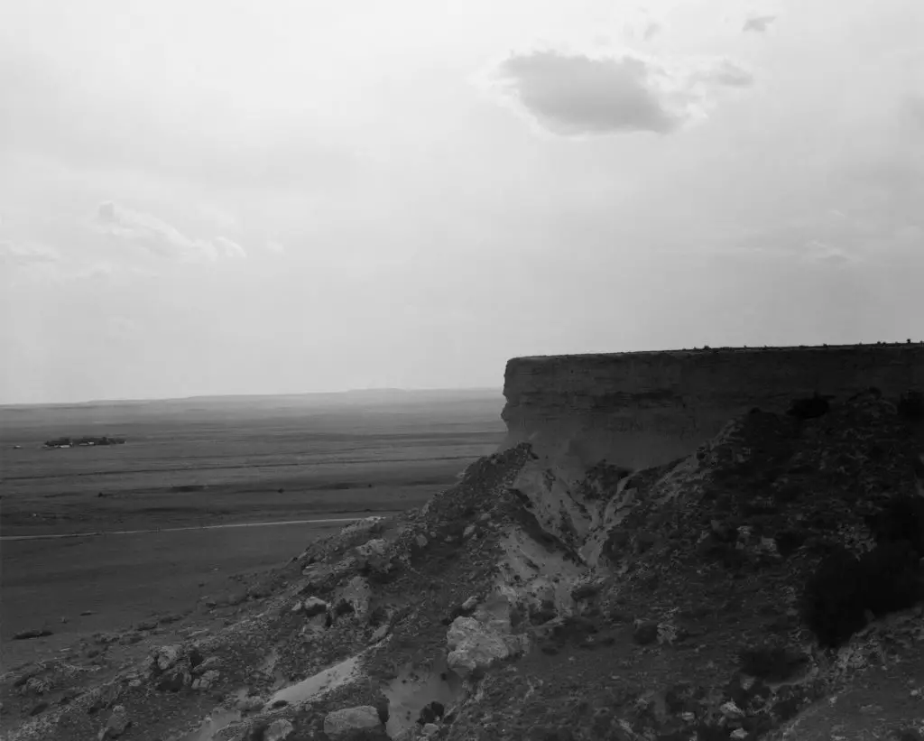 Robert Adams, Fuq il-Bank Peetz. Weld County, Colorado (1981). Korteżija ta’ Fraenkel Gallery.