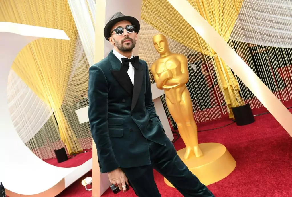 Den franske kunstner JR poserer ved ankomsten til den 92. Oscar-uddeling i Dolby Theatre i Hollywood, Californien den 9. februar 2020. Foto af Valerie Macon/AFP/Getty Images.