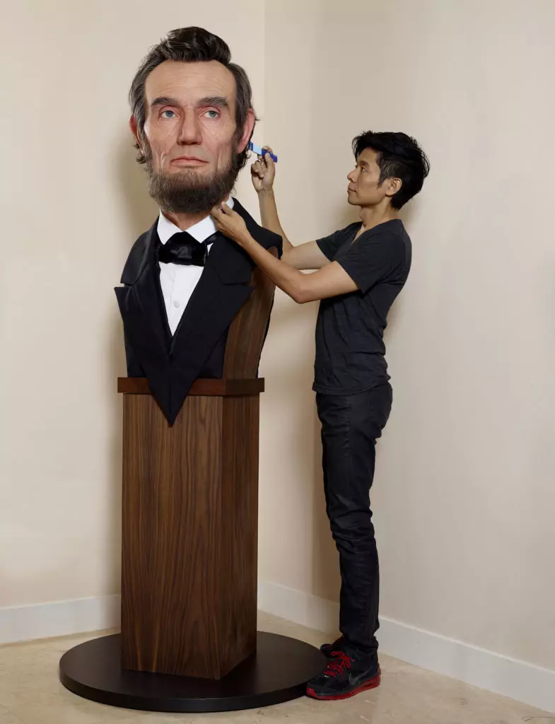 Kazu Hiro með einn af höggmyndum sínum, af Abraham Lincoln, sem var til sýnis á LA Art Show með CoproGallery Santa Monica. Mynd með leyfi listamanns.