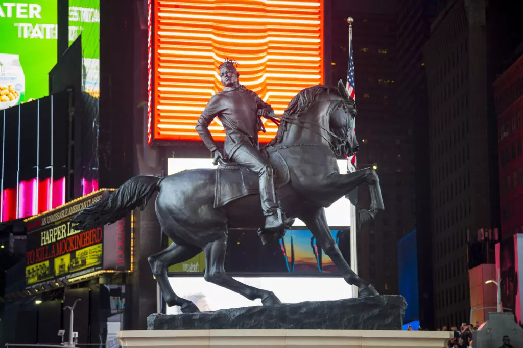 Kehinde Wiley, Gosip Perang (2019). © 2019 Kehinde Wiley. Kasedhiya saka Museum Seni Rupa Virginia, Seni Times Square, lan Sean Kelly. Foto: Ka-Man Tse kanggo Times Square Arts.