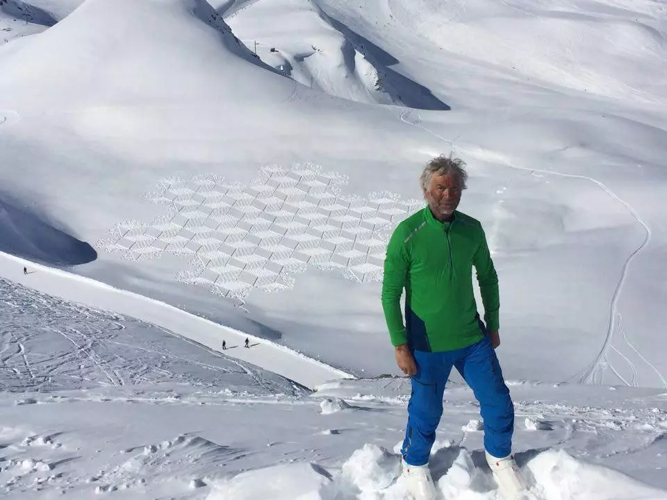 Simon Beck i 2016. Le caoinchead an ealaíontóra.